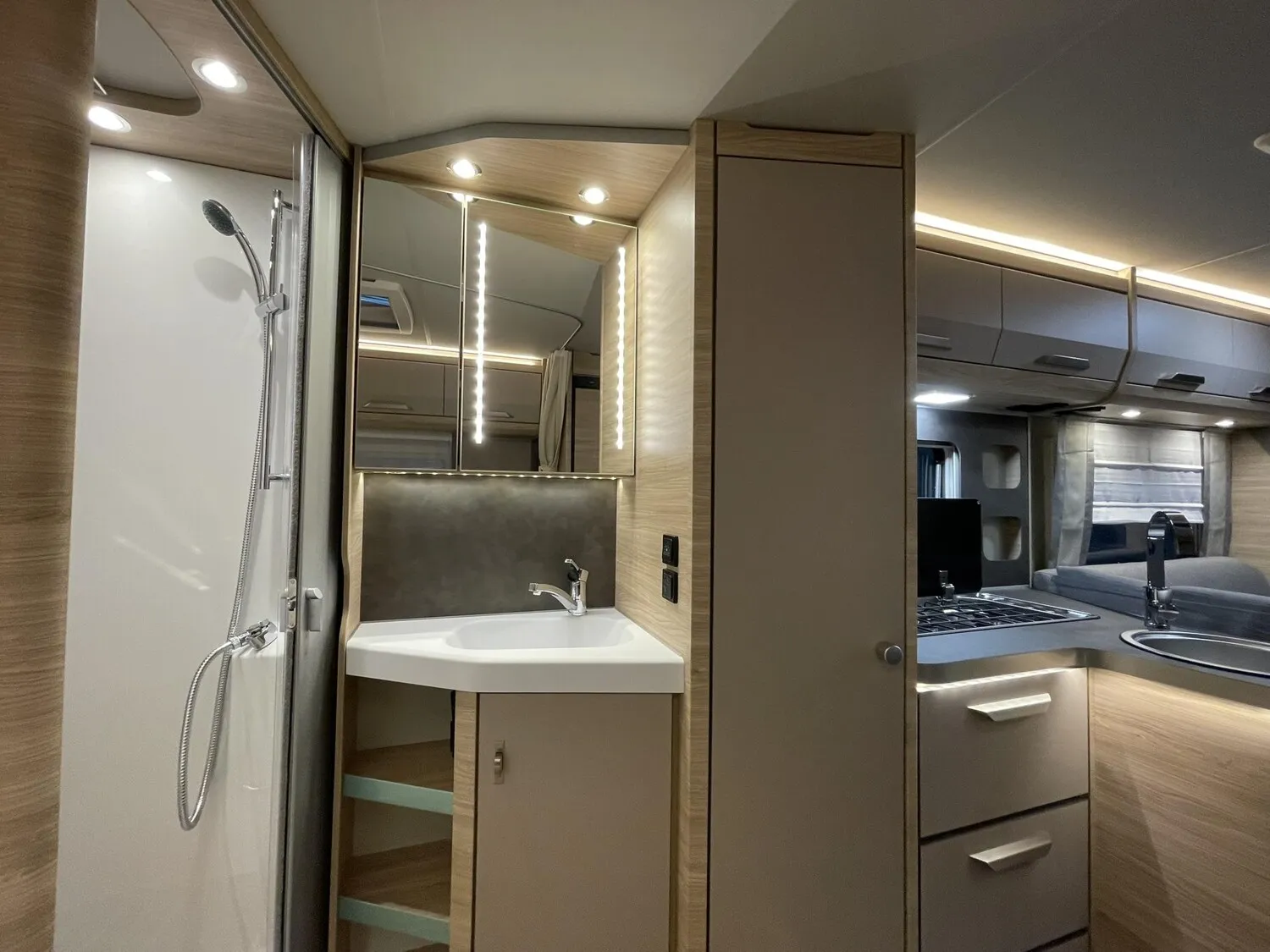 Knaus Van TI Plus 700 LF Platinum Selection Reisemobil-Teilintegriert ...